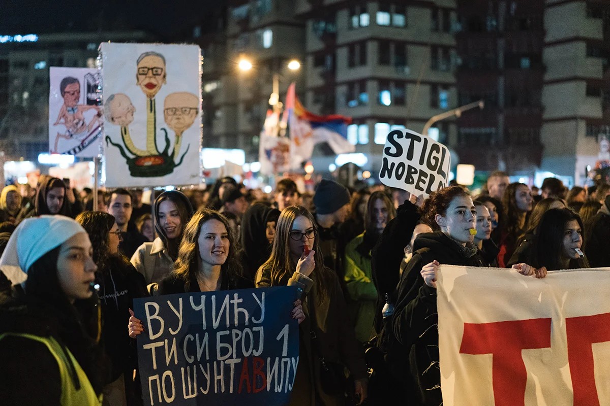 В Сербии не утихают акции протеста из-за ноябрьской трагедии в Нови ...